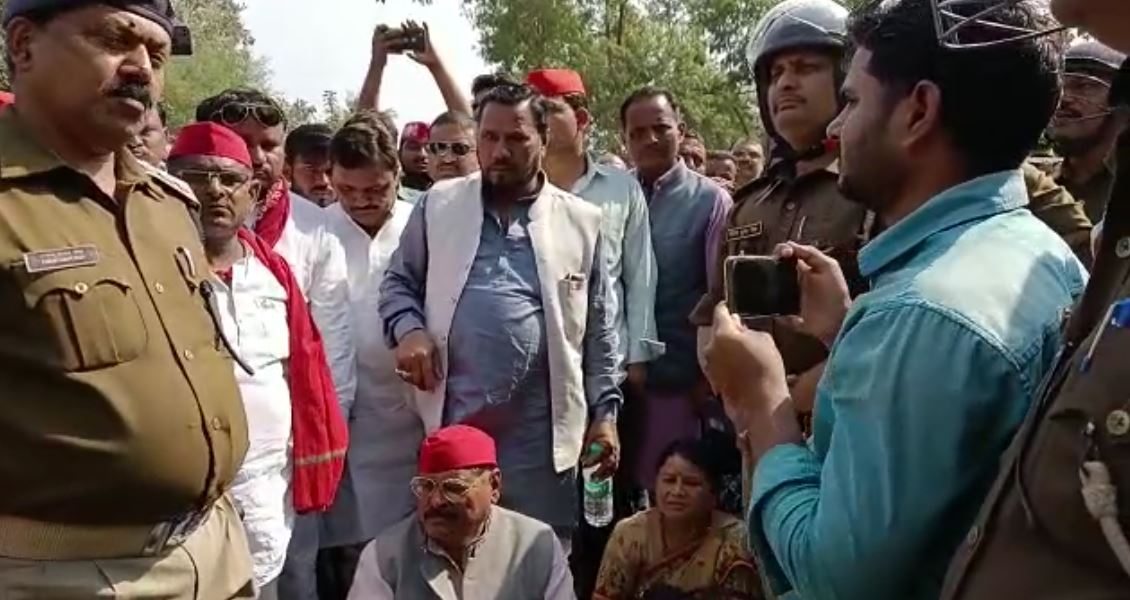 UP Election : सपा प्रत्याशी का आरोप, कहा- ईवीएम मशीन ले जा रहे अपर ...